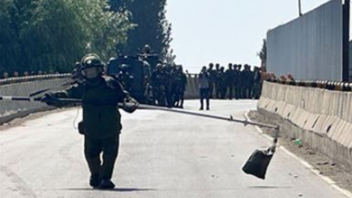 ಶ್ರೀನಗರ: ಬಾರಾಮುಲ್ಲಾ ಹೈವೇಲಿ IED ಬಾಂಬ್ ಇದ್ದ ಬ್ಯಾಗ್ ಪತ್ತೆ | IED Bomb ...