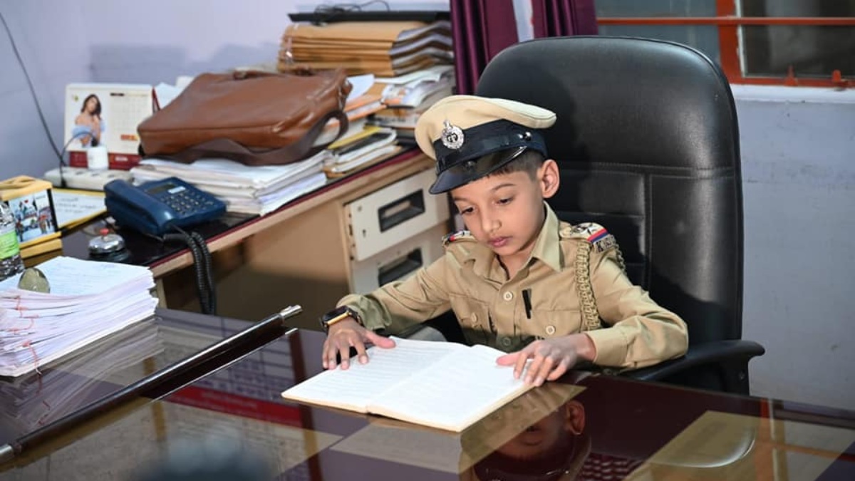 ಶಿವಮೊಗ್ಗ; ಒಂದು ಗಂಟೆ ಪೊಲೀಸ್ ಅಧಿಕಾರಿಯಾದ 8ರ ಪೋರ! | 8 Year Old Kid Worked ...