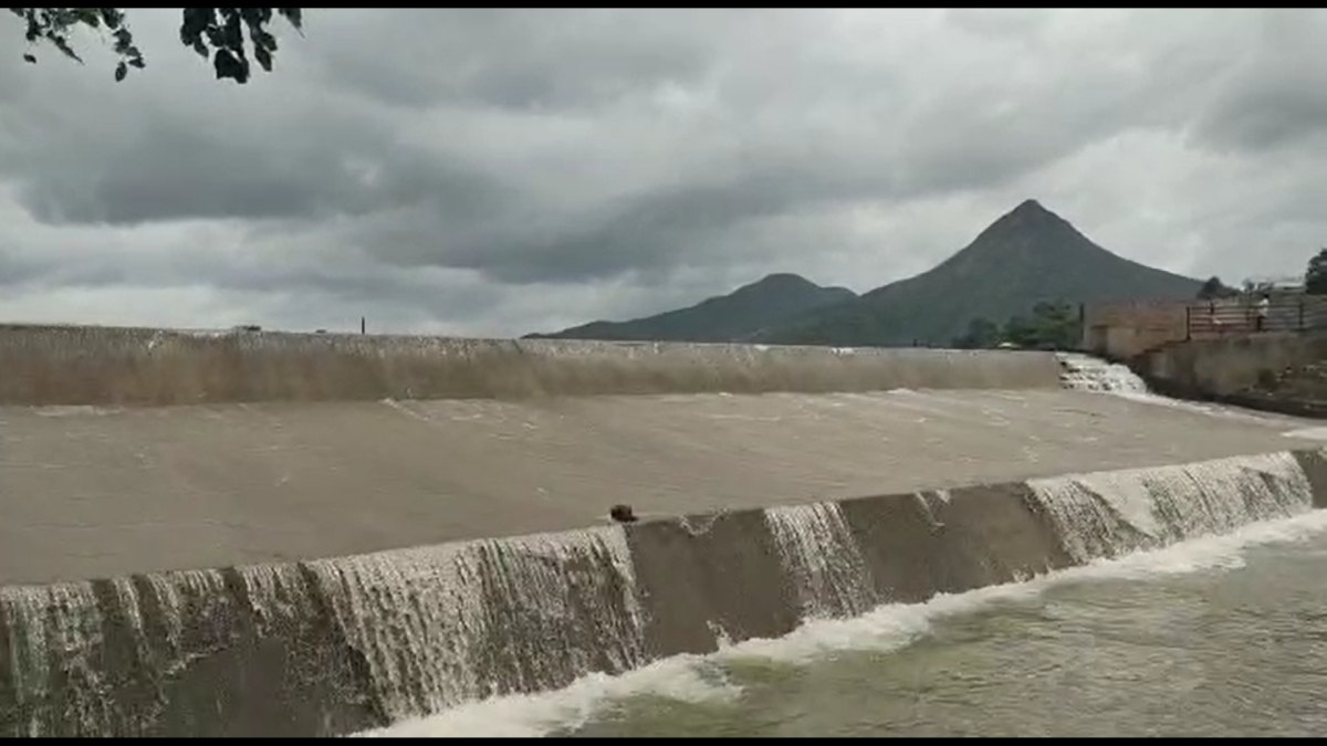 ಕಡೂರು: ಕೋಡಿಬಿದ್ದ ಐತಿಹಾಸಿಕ ಅಯ್ಯನಕೆರೆ | Kaduru taluk's Ayyanakere lake ...