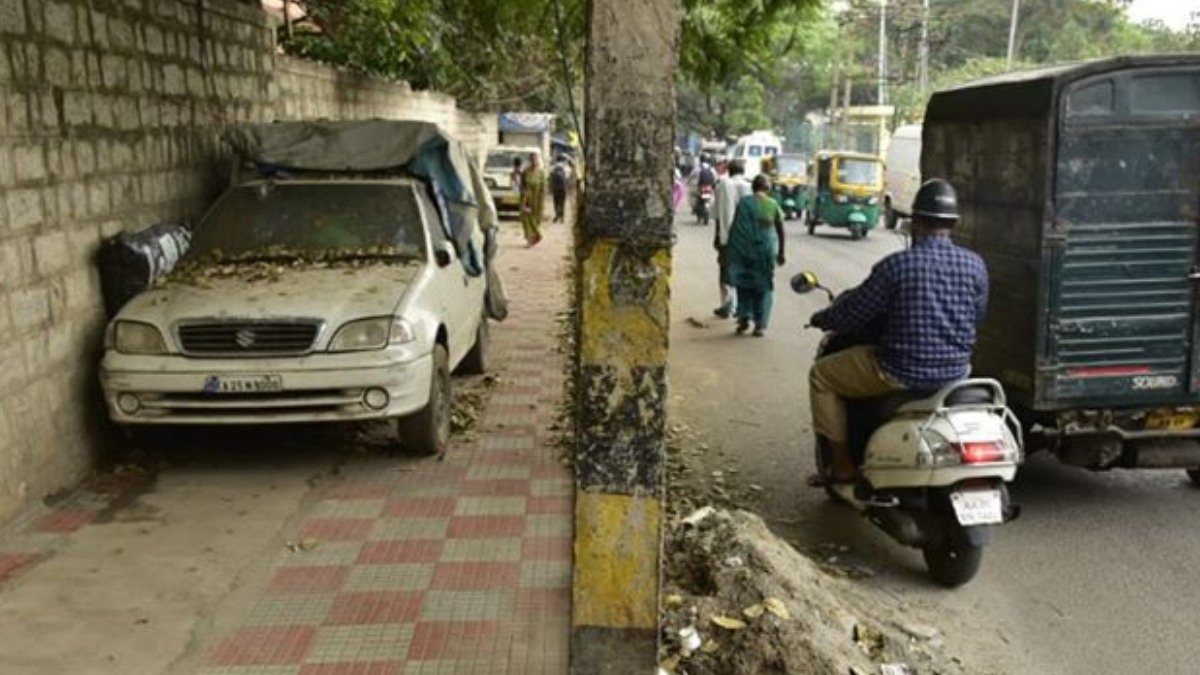 ಬೆಂಗಳೂರಲ್ಲಿ ಫುಟ್‌ಪಾತ್ ಮೇಲೆ ವಾಹನ ನಿಲ್ಲಿಸುವವರ ಗಮನಕ್ಕೆ | Abandoned Vehicle ...