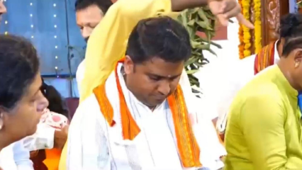 ಮಂಗಳೂರು: ದಕ್ಷಿಣ ಕನ್ನಡ ಜಿಲ್ಲಾಧಿಕಾರಿಯ ಮೈ ನೇವರಿಸಿದ ಪಿಲಿಚಾಮುಂಡಿ ದೈವ ...