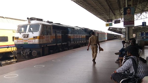 ವಿಜಯಪುರ-ಮಂಗಳೂರು ರೈಲು ವೇಳಾಪಟ್ಟಿ; ಧರ್ಮಸ್ಥಳ ಭಕ್ತರಿಗೆ ಸಿಹಿಸುದ್ದಿ ...