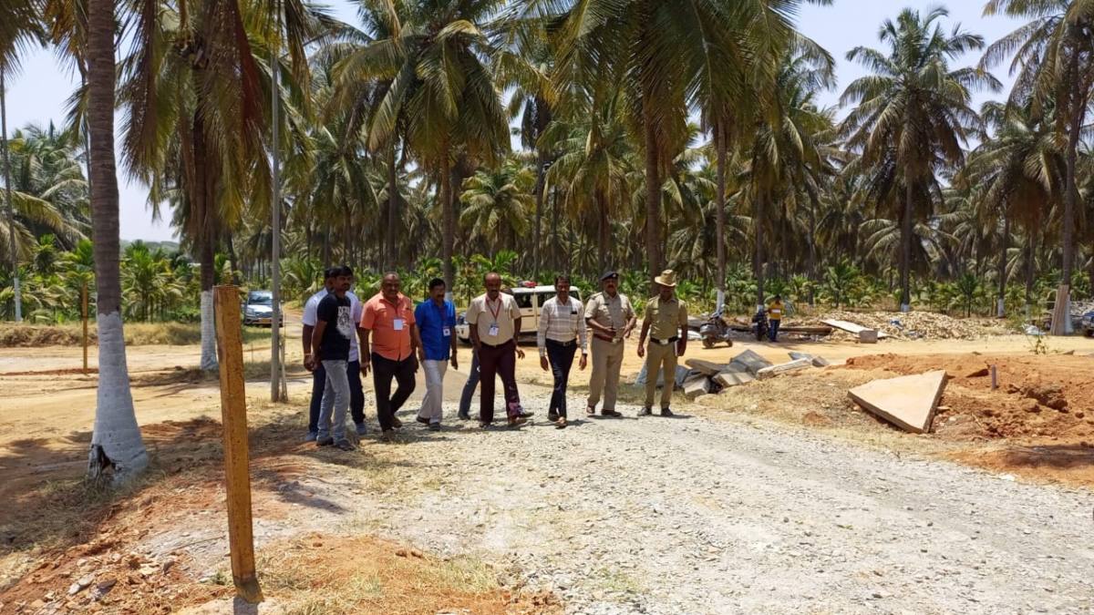 ಬಿಡದಿ ತೋಟದ ಮನೆಯಲ್ಲಿ ಬಾಡೂಟದ ಘಮಲು ಆರೋಪ: ಚುನಾವಣಾ ಅಧಿಕಾರಿಗಳ ದಾಳಿ | Election ...