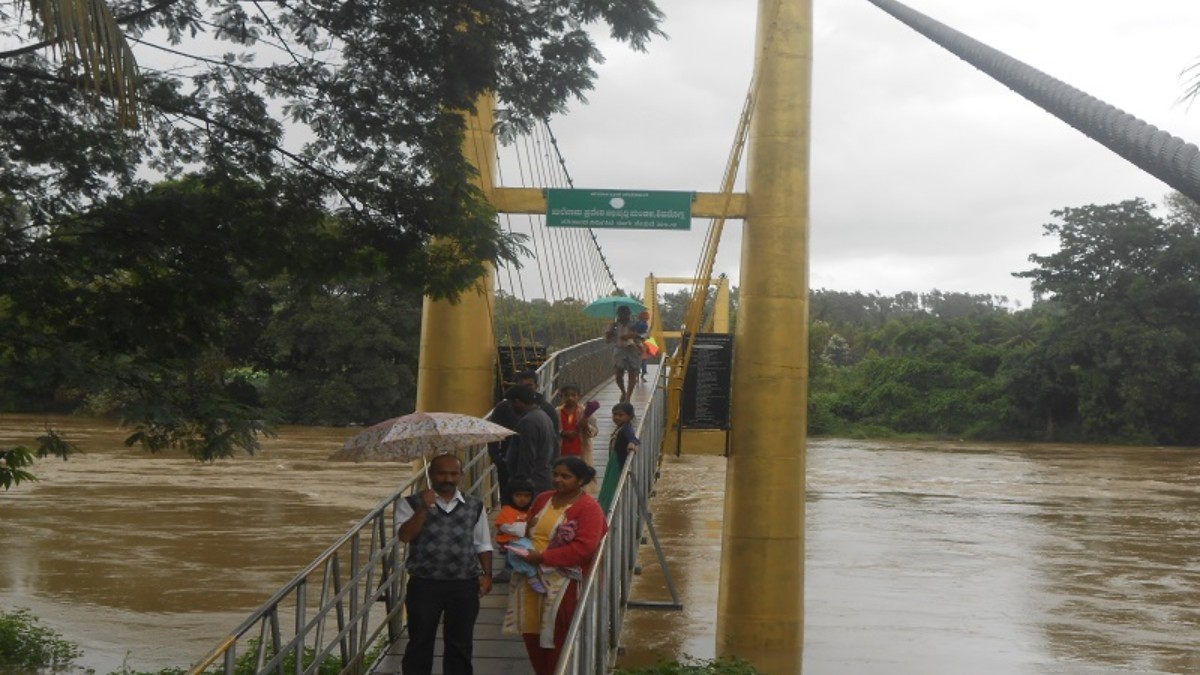 Madikeri: ತೆಪ್ಪದಕಂಡಿಯ ಜನರ ಬದುಕಿಗೆ ಆಸರೆ..ಈ ತೂಗು ಸೇತುವೆ! | The Hanging ...