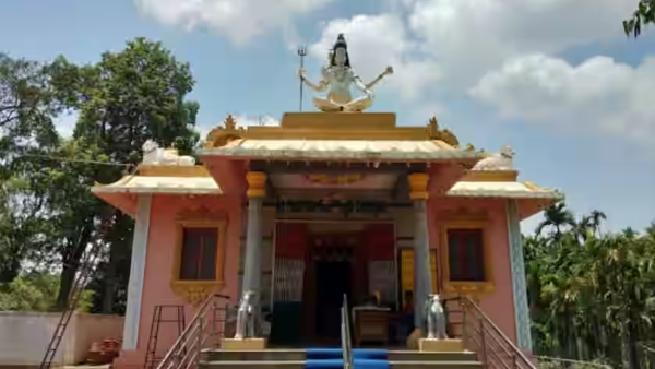 ಮಾಂತ್ರಿಕ ಕೊಳ.... ಈ ನೀರಿನಲ್ಲಿ ಬಿಲ್ವಪತ್ರೆ ಮುಳುಗುತ್ತೆ ಬೇರೆ ಎಲೆ ತೇಲುತ್ತೆ ...