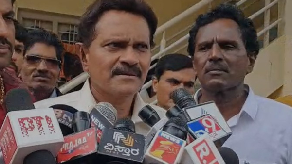 Actor Darshan Case: ರೇಣುಕಾಸ್ವಾಮಿ ಮನೆಗೆ ಭೇಟಿ ನೀಡಿ ₹1,00,000 ಧನಸಹಾಯ ಮಾಡಿದ ವಿನೋದ್‌ ರಾಜ್‌-ಅವರು ...