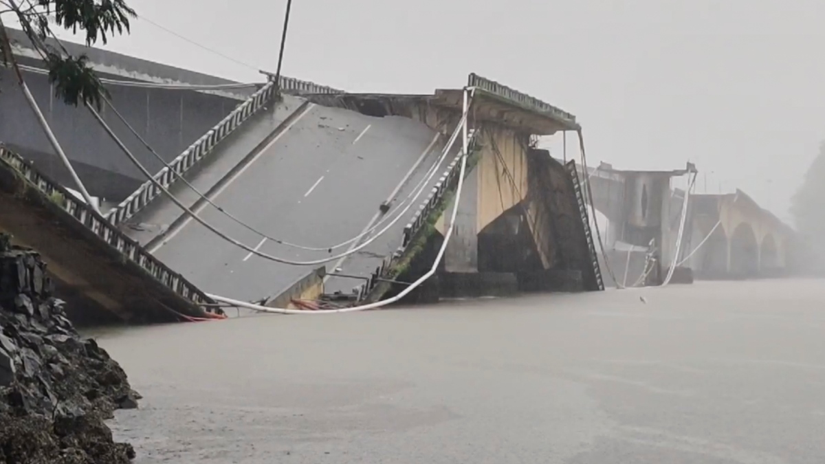 Karwar bridge collapsed: ಉತ್ತರ ಕನ್ನಡ ಡಿಸಿಗೆ ಸಿದ್ದರಾಮಯ್ಯ ಫೋನ್ ಕರೆ | Kali ...