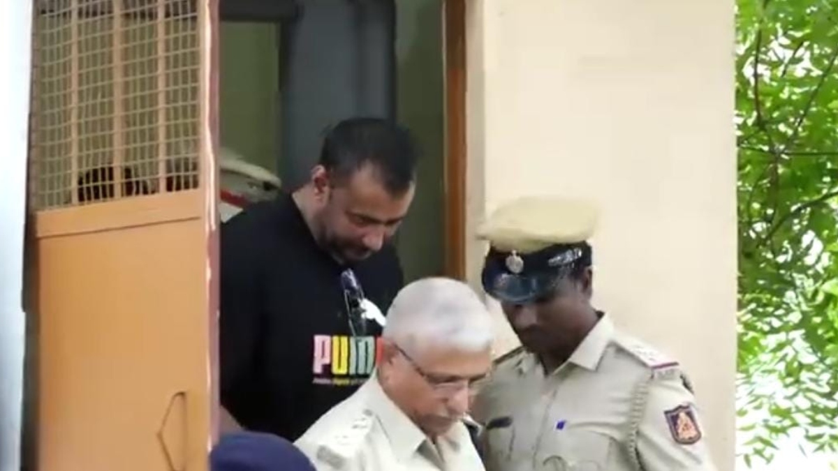 ಬಳ್ಳಾರಿ ಜೈಲಿನ ಮುಂದೆ ನಟ ದರ್ಶನ್‌ಗೆ ಅಭಿಮಾನಿಗಳ ಜೈಕಾರದ ಸ್ವಾಗತ: ಲಾಠಿ ಚಾರ್ಜ್ ...