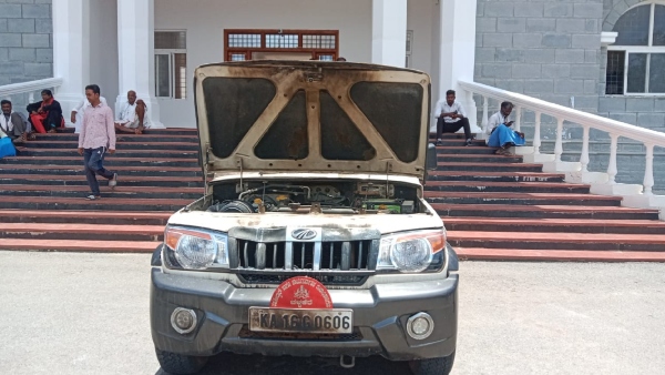 ಚಳ್ಳಕೆರೆ: ತಹಶೀಲ್ದಾರ್ ಕಾರಿಗೇ ಪೆಟ್ರೋಲ್‌ ಸುರಿದು ಬೆಂಕಿ ಹಚ್ಚಿದ ವ್ಯಕ್ತಿ ...