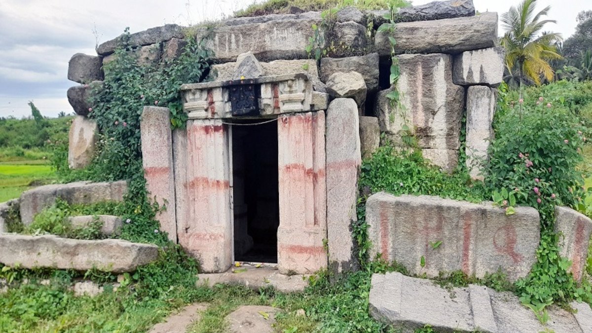 ಶಿಥಿಲಾವಸ್ಥೆಯಲ್ಲಿ ಬಳ್ಳೇಕೆರೆ ಈಶ್ವರ ದೇಗುಲ: ಈ ಸ್ಥಳದ ವಿಶೇಷತೆ & ಮಹತ್ವ ...