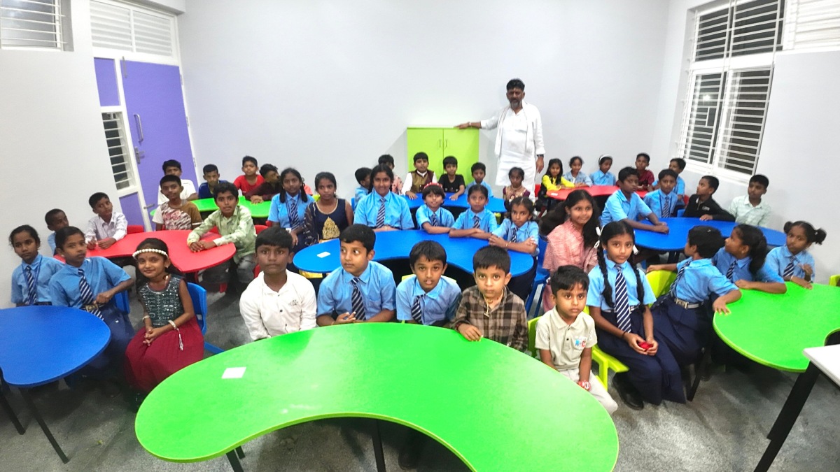 ಮೇಷ್ಟ್ರಾಗಿ ಮಕ್ಕಳಿಗೆ ಪಾಠ ಮಾಡಿದ ಡಿ ಕೆ ಶಿವಕುಮಾರ್ | DK Shivakumar Taught Children In A School In ...