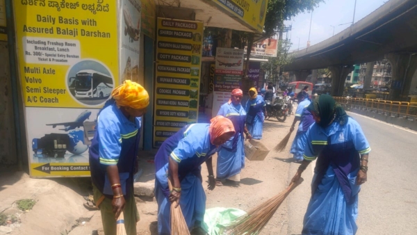 ಬೆಂಗಳೂರಿನಲ್ಲಿ ಎಲ್ಲೆಂದರಲ್ಲಿ ಕಸ.. ಕೊನೆಗೂ ಬಿಬಿಎಂಪಿ ಅಲರ್ಟ್, ಗುತ್ತಿಗೆದಾರರ ...