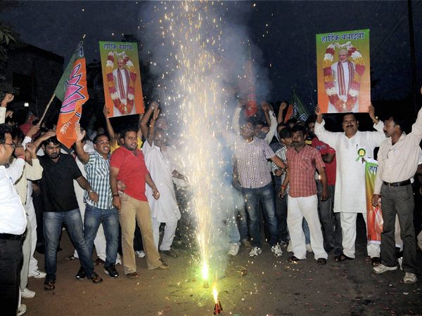 Modi sparkles, Siddu booms in Bangalore Diwali Market. - Malayalam Oneindia