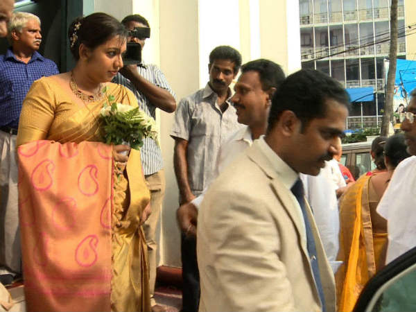 Oommen Chandy's daughter's re marriage - Malayalam Oneindia