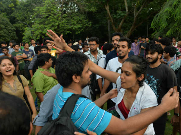 Kiss of Love protest at Madras IIT turned controversy - Malayalam Oneindia