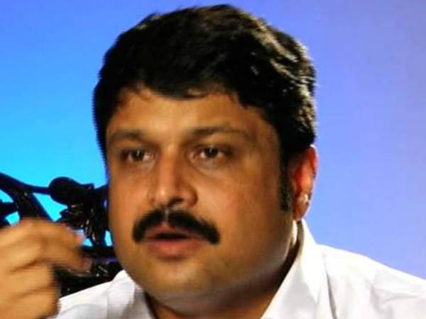 Cheating Case against MV Nikesh Kumar and wife Rani - Malayalam Oneindia