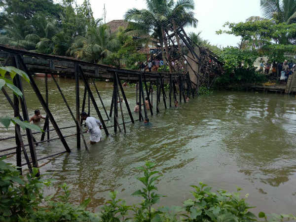 Old Bridge collapsed in Chavara, Kollam and one died, many injured ...