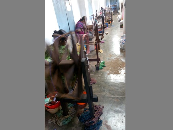 Kasaragod handweev industry saree making - Malayalam Oneindia