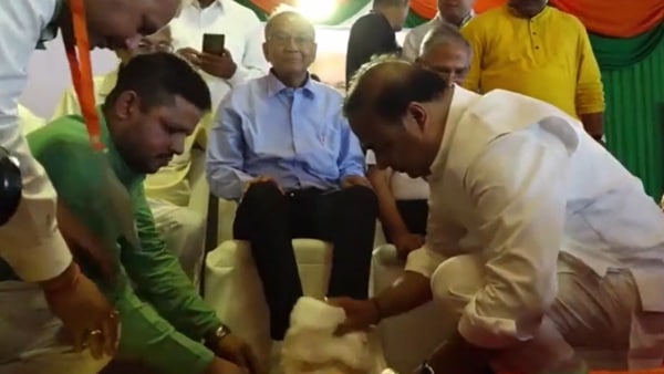 Assam Chief Minister Himanta Biswa Sarma washes feet of BJP Leaders and Shares Video - Malayalam ...