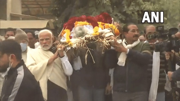 Prime Minister Modi carried the mortal remains of his mother Heeraben ...