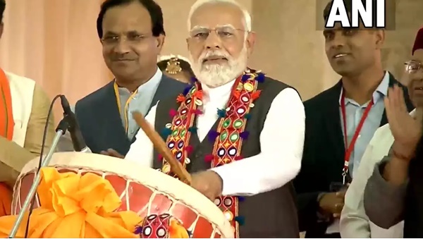 Viral Video: PM Narendra Modi playing drums in a Rally, video goes ...