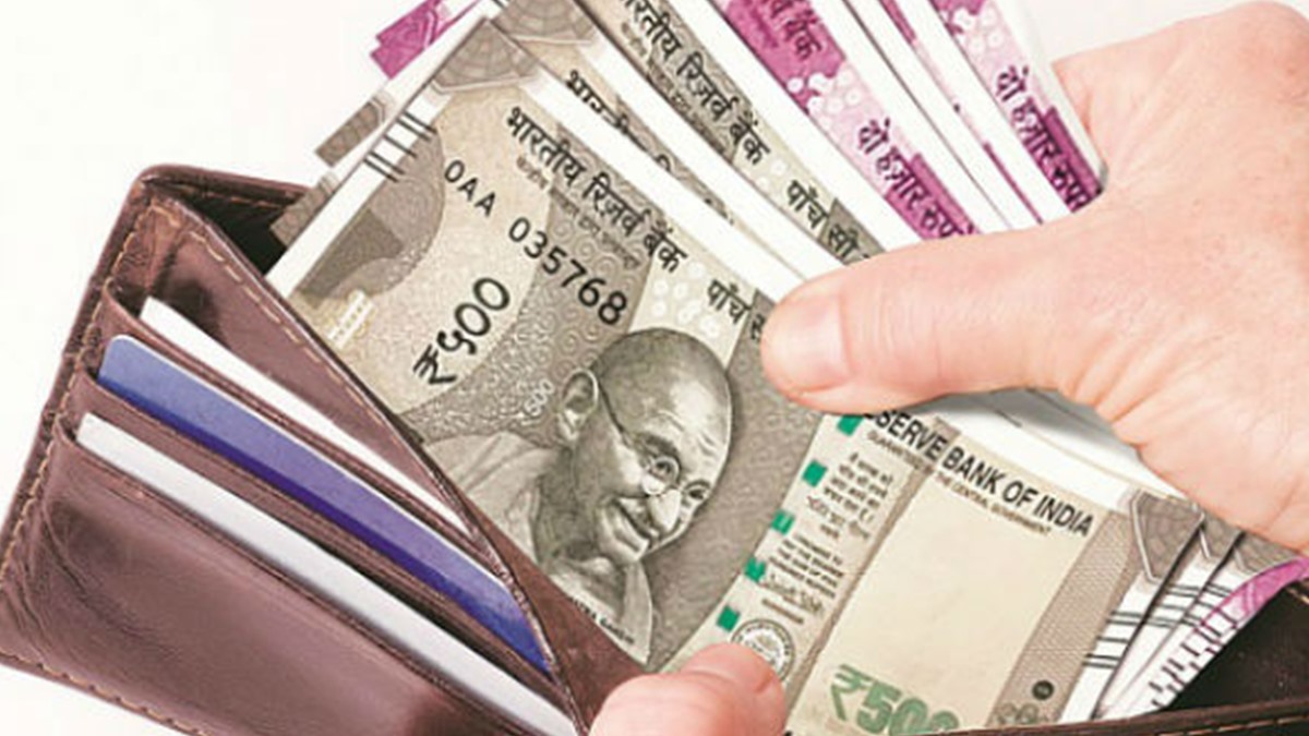 Vastu Tips for Money Growth:Vastu recommends avoiding folding money in ...