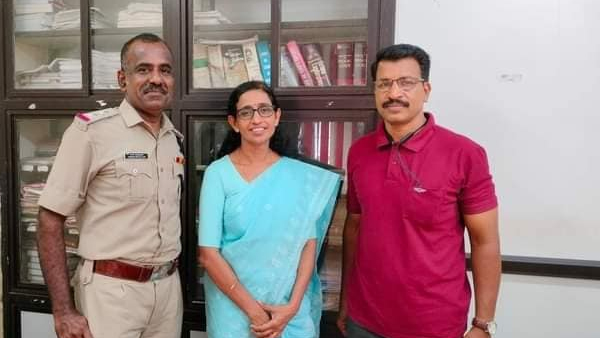ലാത്തിയടിയില് തല പൊളിഞ്ഞ എസ്എഫ്ഐക്കാരിയെ കണ്ട് 30 വര്ഷത്തിന് ശേഷം ക്ഷമ ചോദിച്ച് പൊലീസുകാരന്