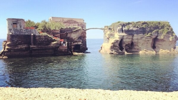 ഇറ്റലിയിലെ ഈ സ്വകാര്യ ദ്വീപിനെ കുറിച്ച് കേട്ടിട്ടുണ്ടോ? ഗയോള എന്ന ...