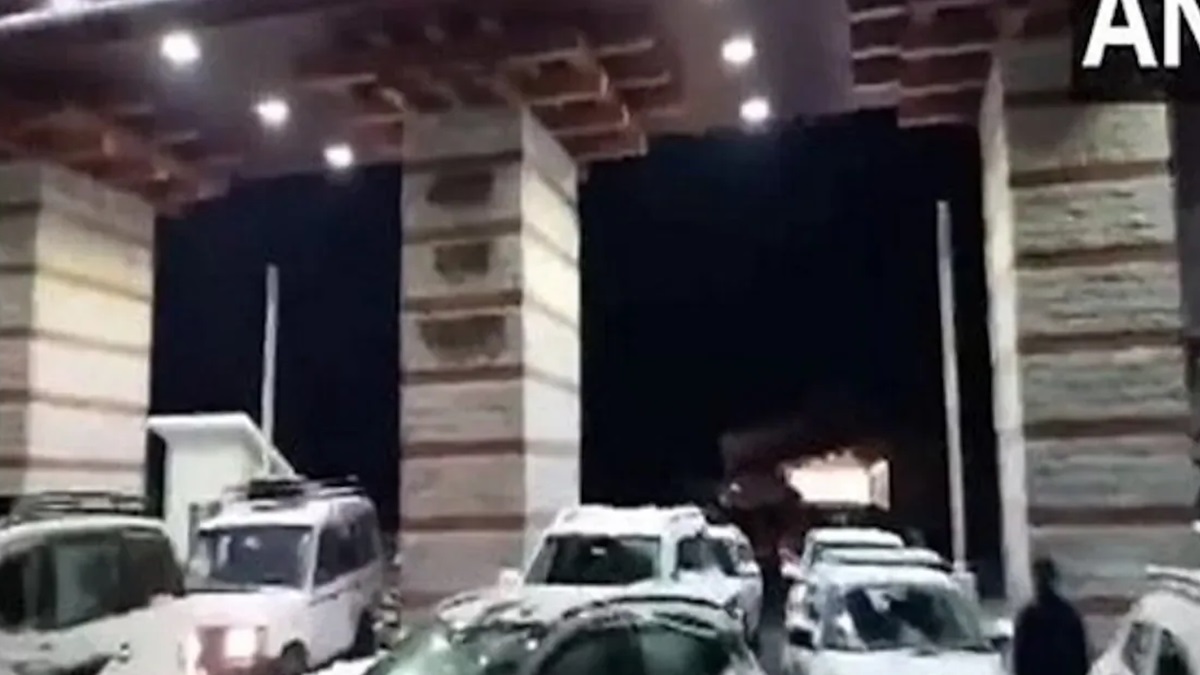 Snowfall: Heavy Snowfall In Himachal's Manali, Over 1000 Vehicles Stuck ...