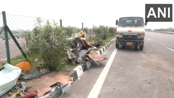 up lucknow-agra expressway in unnao bus milk container accident update ...