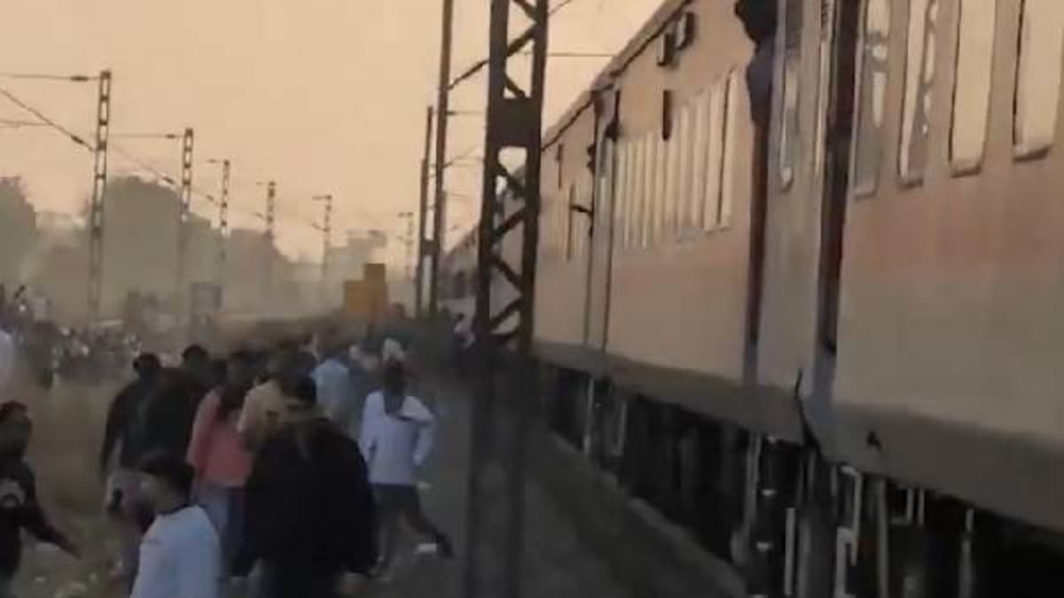 Jalgaon train accident Passengers of Pushpak Express crushed by Karnataka Express eyewitness ...