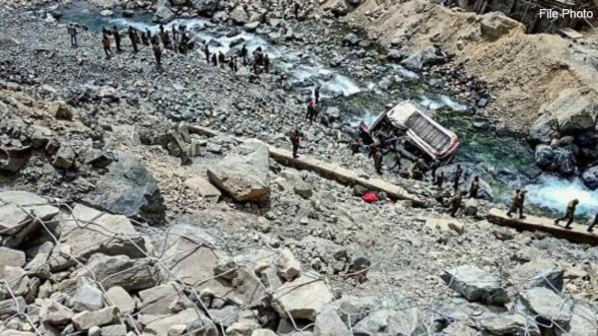 ଦୁର୍ଘଟଣାରେ 9 ଯବାନ ସହିଦ, ଖାତକୁ ଖସିଲା ସେନା ଗାଡ଼ି | Nine Army personnel ...