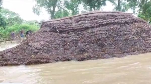 ପ୍ରବଳ ବର୍ଷା : ଚାହୁଁ ଚାହୁଁ ହଠାତ୍ ପାଣିରେ ମିଶିଗଲା ଚାଳ ଛପର ଘର, ଉଜୁଡିଗଲା ସବୁ ...