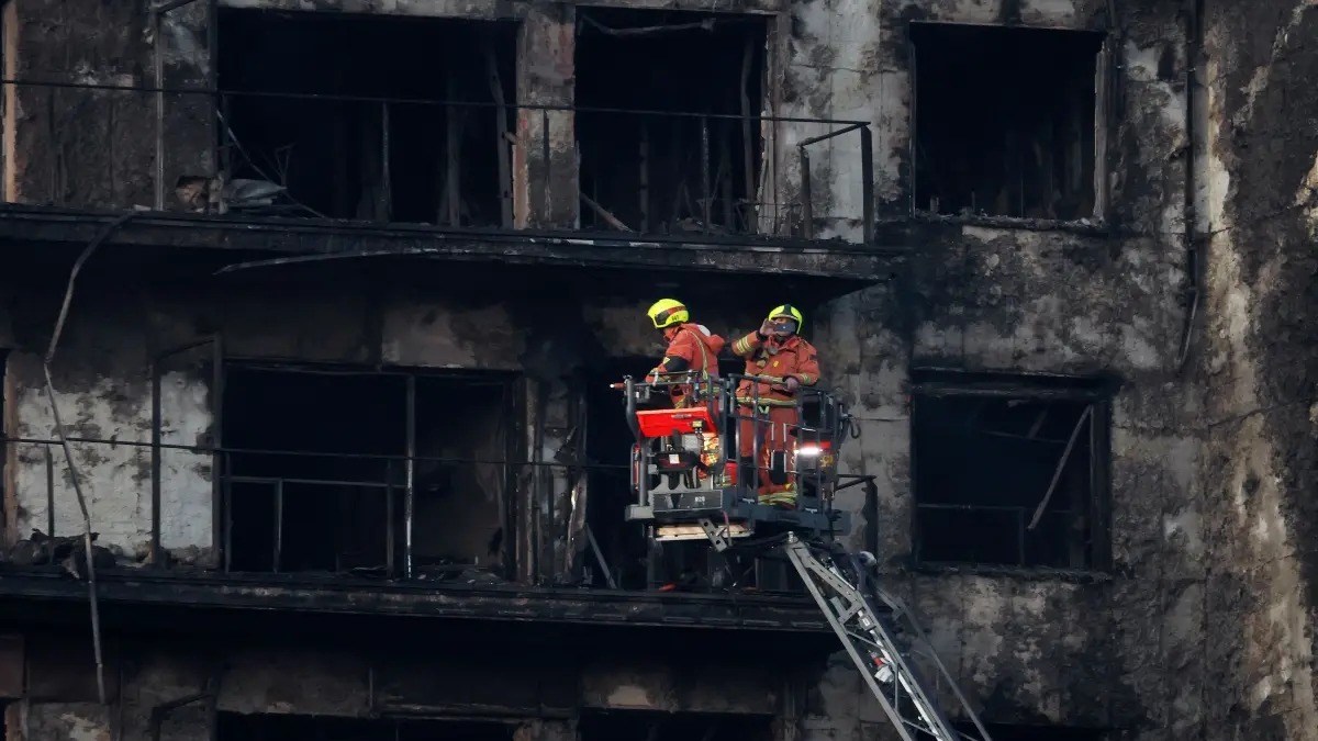 ଆପାର୍ଟମେଣ୍ଟରେ ଲାଗିଲା ଭୟଙ୍କର ନିଆଁ, ଚାଲିଗଲା ୪ ଜୀବନ | 14-storey apartment ...