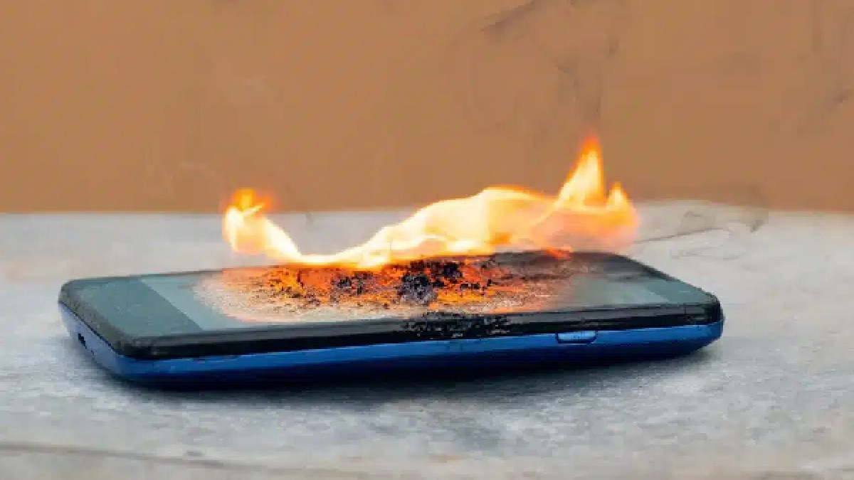 Phone Blast: ଖରାଦିନରେ ଅଧିକ ବ୍ୟବହାର କରୁଛନ୍ତି କି ମୋବାଇଲ୍, ଫାଟିବାର ରହିଛି ...