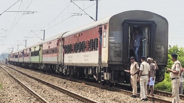 ଦୁଇ ଭାଗ ହେଲା ସୁପରଫାଷ୍ଟ ମଗଧ ଏକ୍ସପ୍ରେସ | Magadh Express splits into two ...