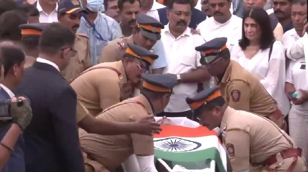 ଶେଷଯାତ୍ରାରେ ରତନ ଟାଟା, ୱର୍ଲି ଅଭିମୁଖେ ମରଶରୀର | Ratan Tata's Body Arrives ...