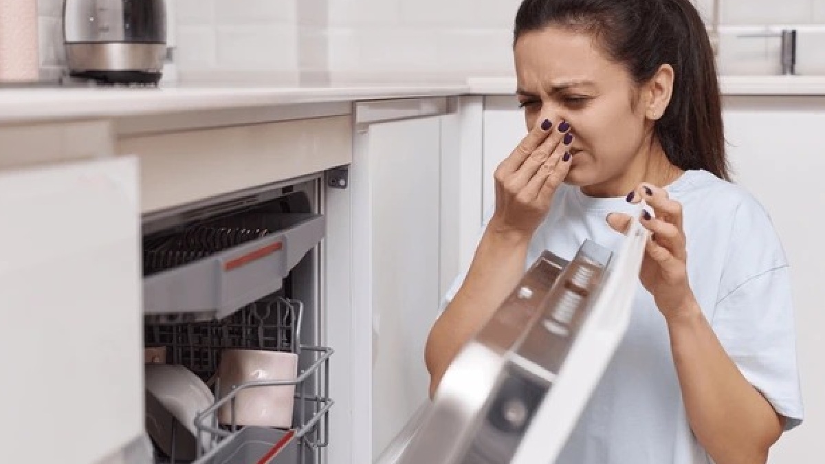 ଆପଣଙ୍କ ରୋଷେଇ ଘରୁ ଆସୁଛି କି ଦୁର୍ଗନ୍ଧ, ଏହାକୁ ଦୂର କରିବା ପାଇଁ ଆପଣାନ୍ତ କିଛି ...