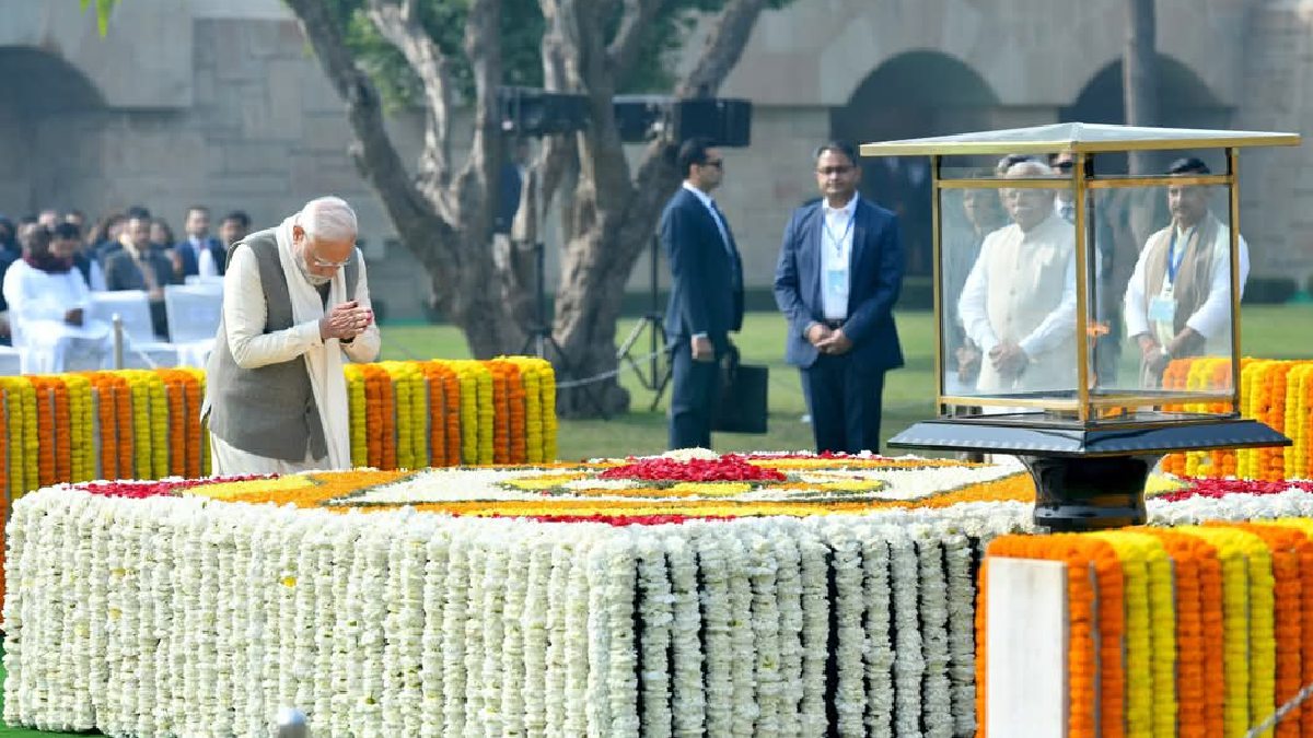 ଗାନ୍ଧୀଙ୍କ ପୂଣ୍ୟତିଥିରେ ରାଜଘାଟରେ ପୁଷ୍ପ ଅର୍ପଣ କରି ଶ୍ରଦ୍ଧାଞ୍ଜଳି ଜଣାଇଲେ ମୋଦୀ ...