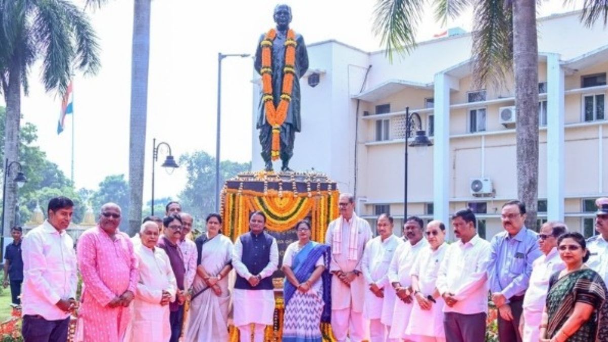 ବିଜୁ ବାବୁଙ୍କ ପ୍ରତିମୂର୍ତ୍ତିରେ ପୁଷ୍ପମାଲ୍ୟ ଦେଇ ଶ୍ରଦ୍ଧାଞ୍ଜଳି ଅର୍ପଣ କଲେ ମୋହନ ...