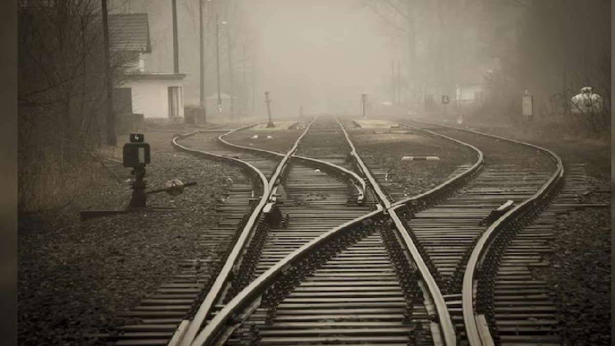 ଟ୍ରାକରୁ ଖସିଲା ମାଲବାହୀ ଟ୍ରେନ୍ ରୂପସା | Freight train derails in Rupsa ...