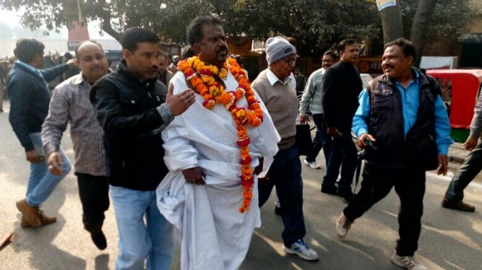 यूपी चुनाव में पर्चा भरने अर्थी पर आई एक 'लाश' | A Leader In UP Came On ...