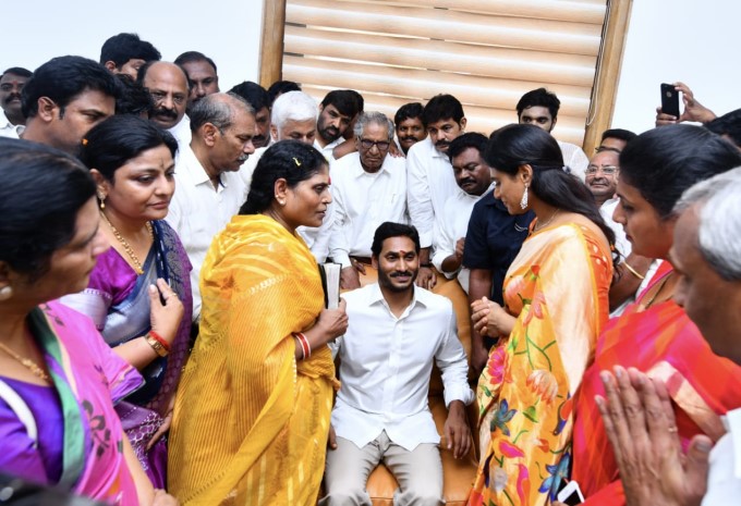 PHOTOS: YS Jaganmohan Reddy House Warming Ceremony In Tadepalli ...