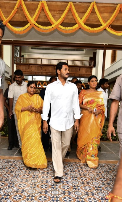 PHOTOS: YS Jaganmohan Reddy House Warming Ceremony In Tadepalli ...