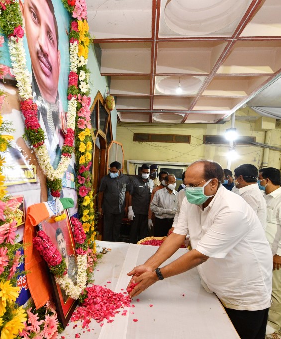 CM KCR Meets Colonel Santosh Babu Family Members - Oneindia