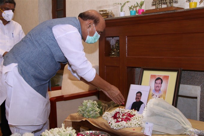 Leaders Pays Tribute To MoS Railways Suresh Angadi - Oneindia