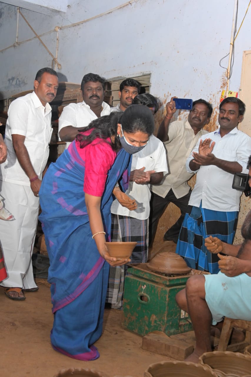 Kanimozhi leads the women DMK brigade in Campaign - Oneindia