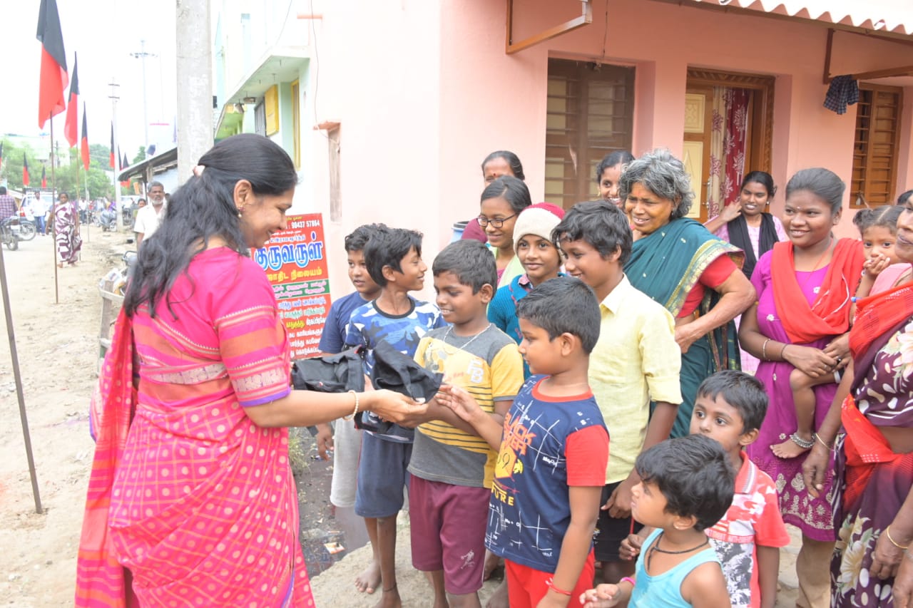 Kanimozhi leads the women DMK brigade in Campaign - Oneindia