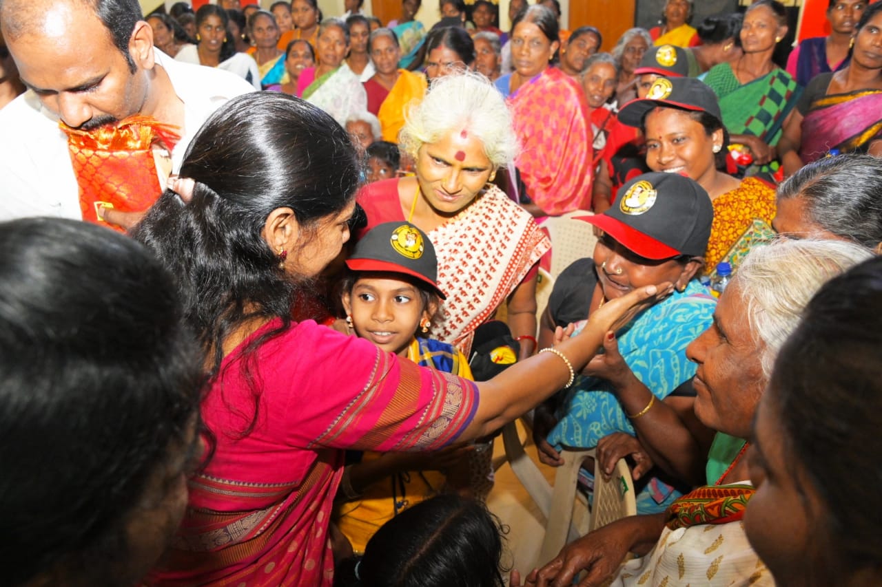 Kanimozhi leads the women DMK brigade in Campaign - Oneindia