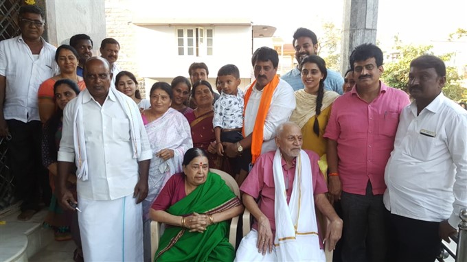 BJP Leader And Minister CP Yogeshwar With Family - Oneindia
